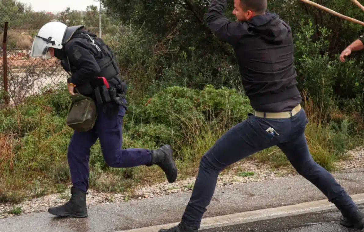 Αγρότης κατά αστυνομικού με την… κατσούνα – Η φωτογραφία από τα Χανιά που έγινε viral ...
